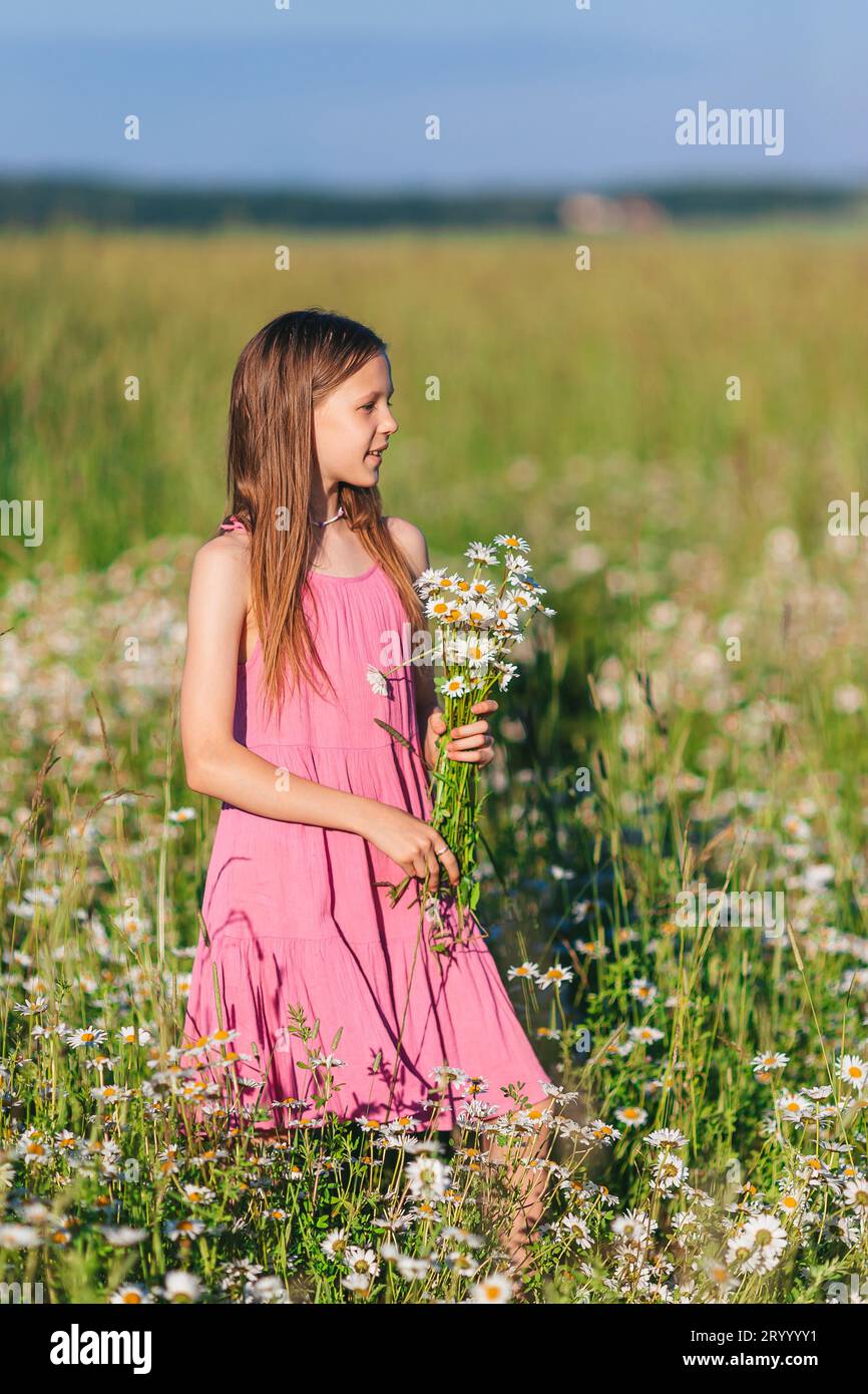 Beautiful girl in a straw hat hi-res stock photography and images - Alamy