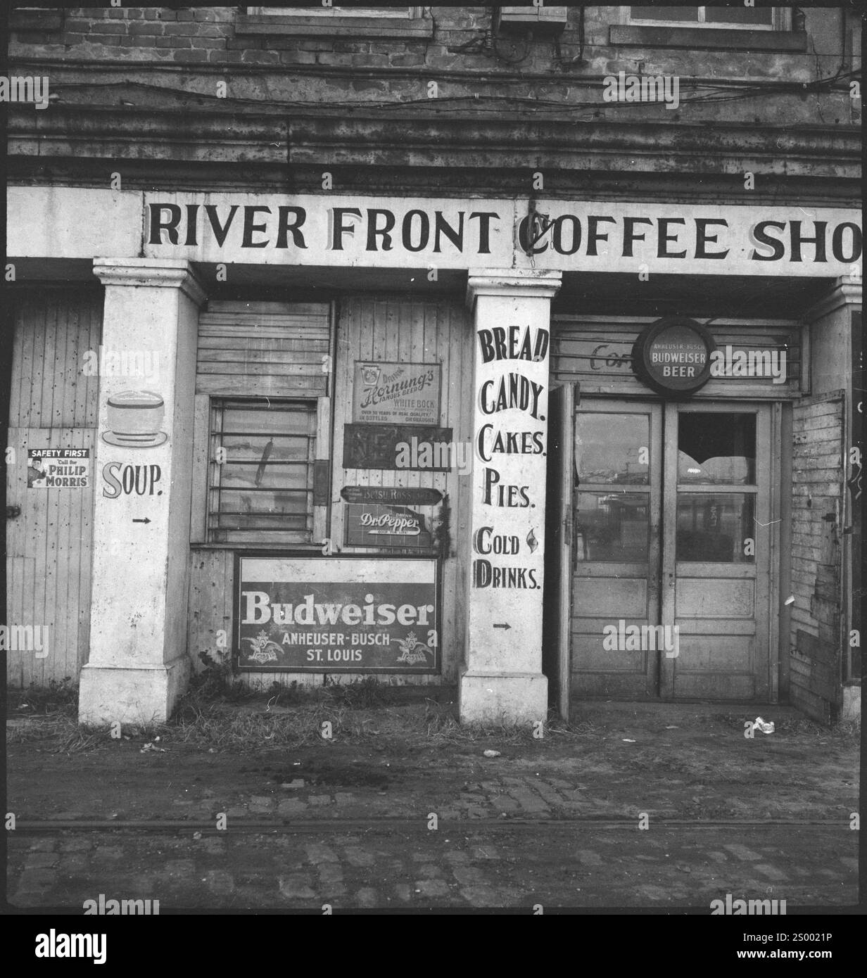 Savannah, Georgia, USA. Houses; entrance marked with "River Front ...