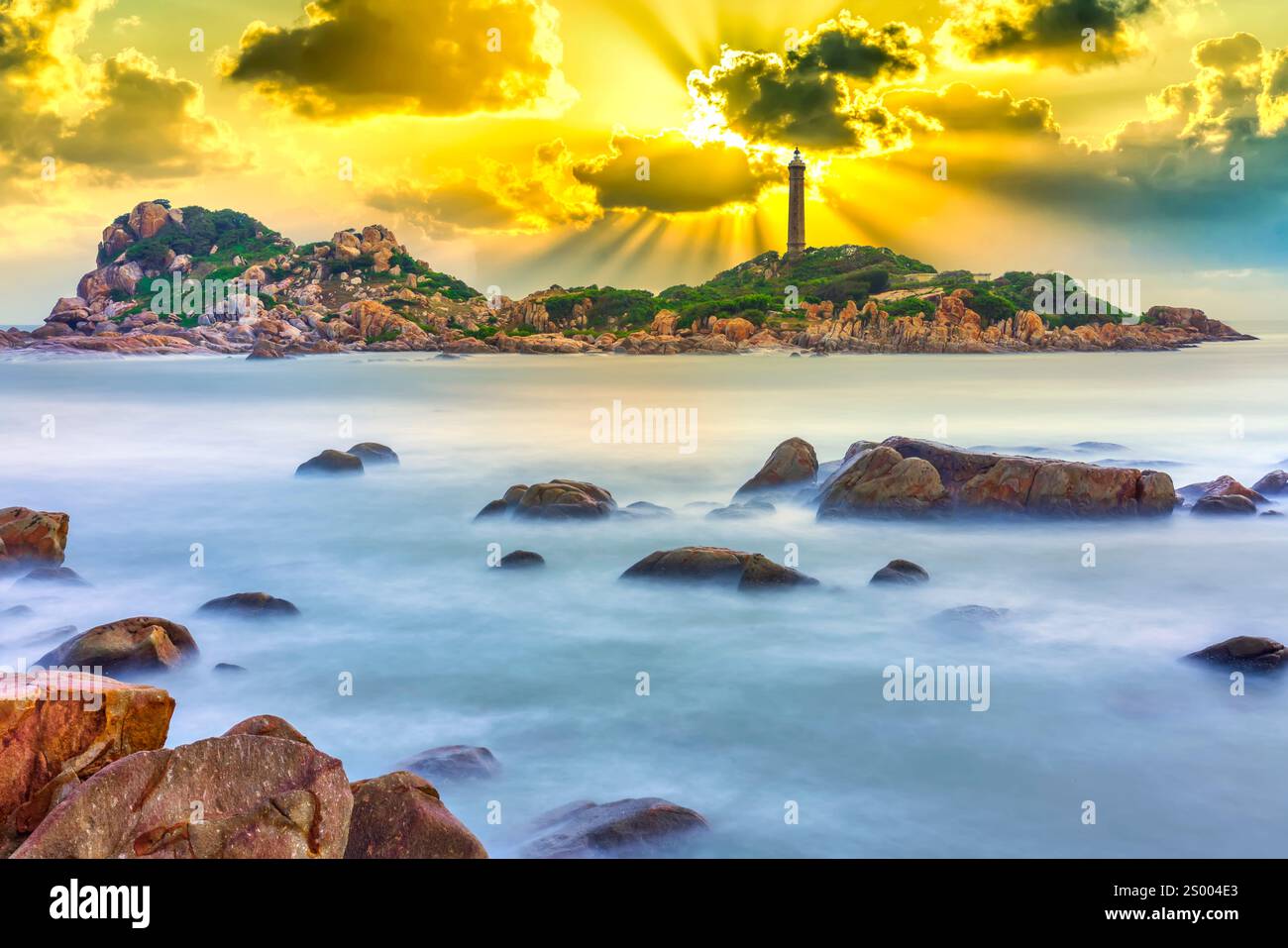 Beautiful Sunset Ke Ga Lighthouse with surf patted smoother reefs ...