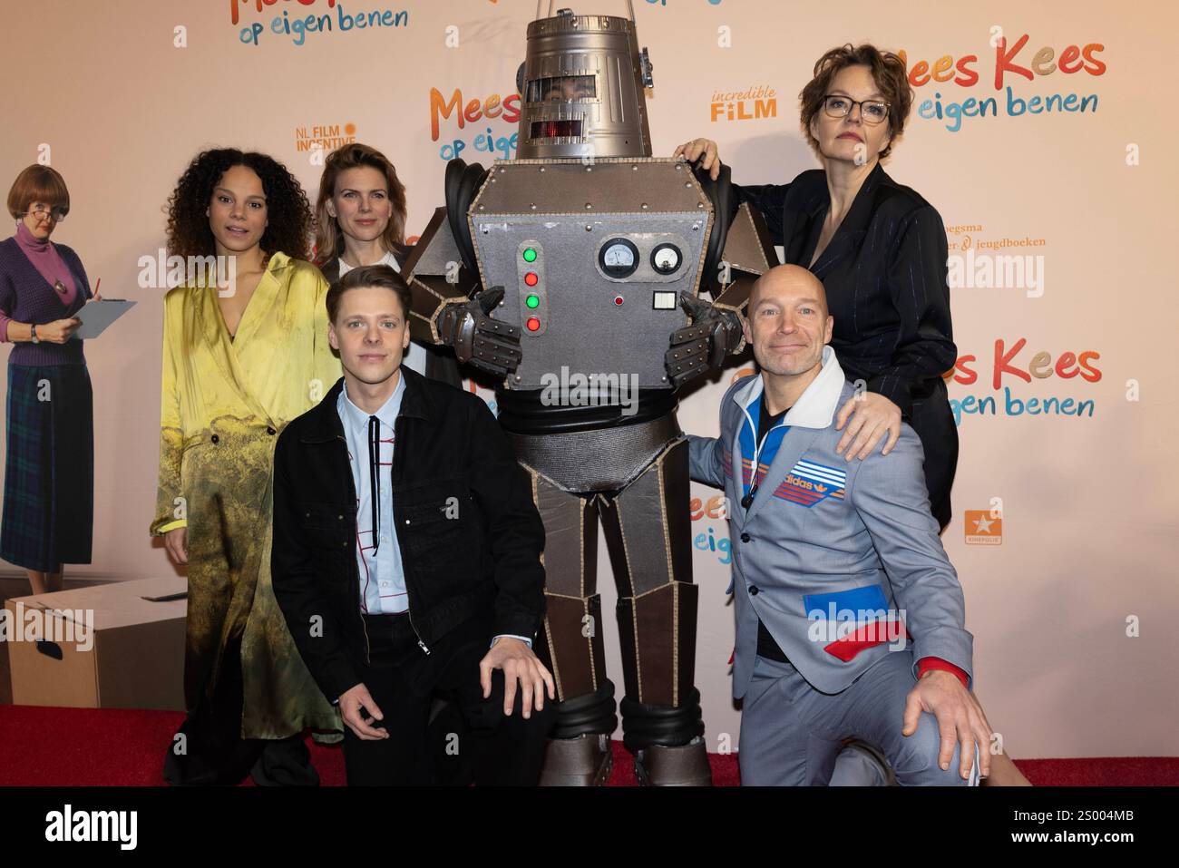 Mees Kees op eigen benen UTRECHT, NETHERLANDS - DECEMBER 22: Cast ...