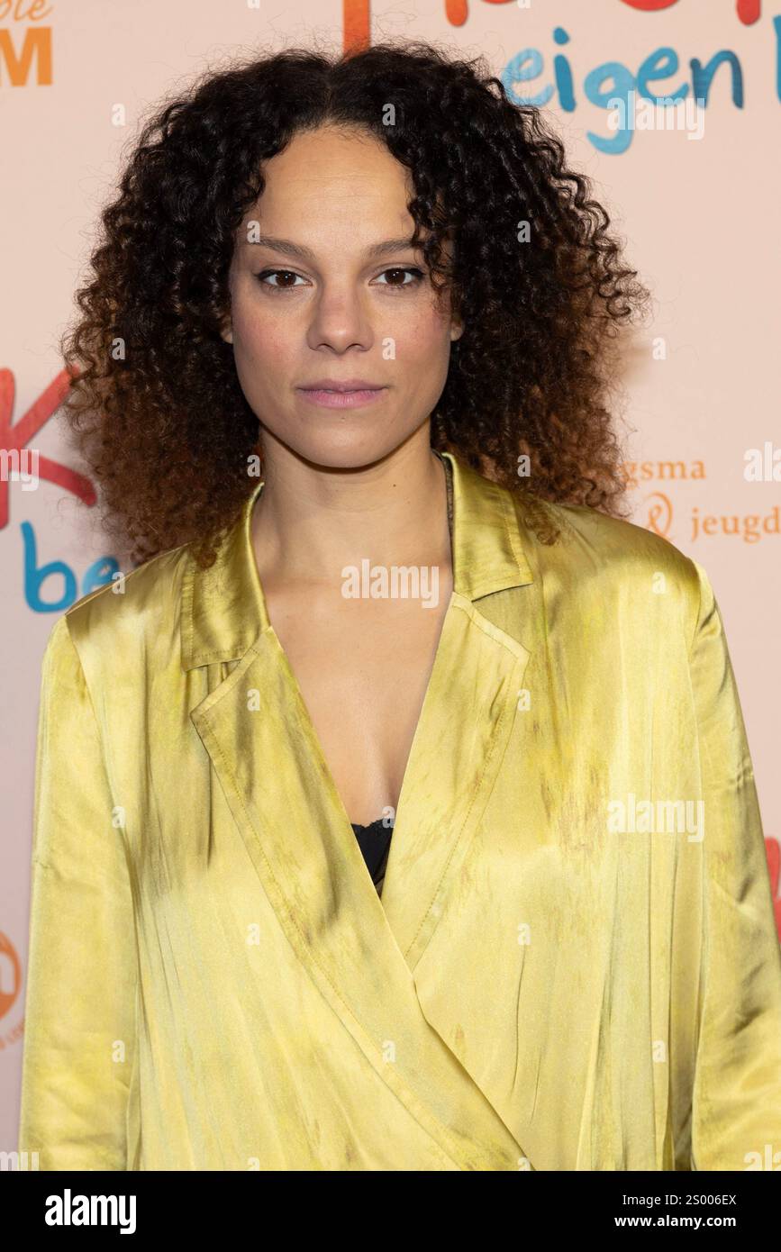 Mees Kees op eigen benen UTRECHT, NETHERLANDS - DECEMBER 22: Chloe ...