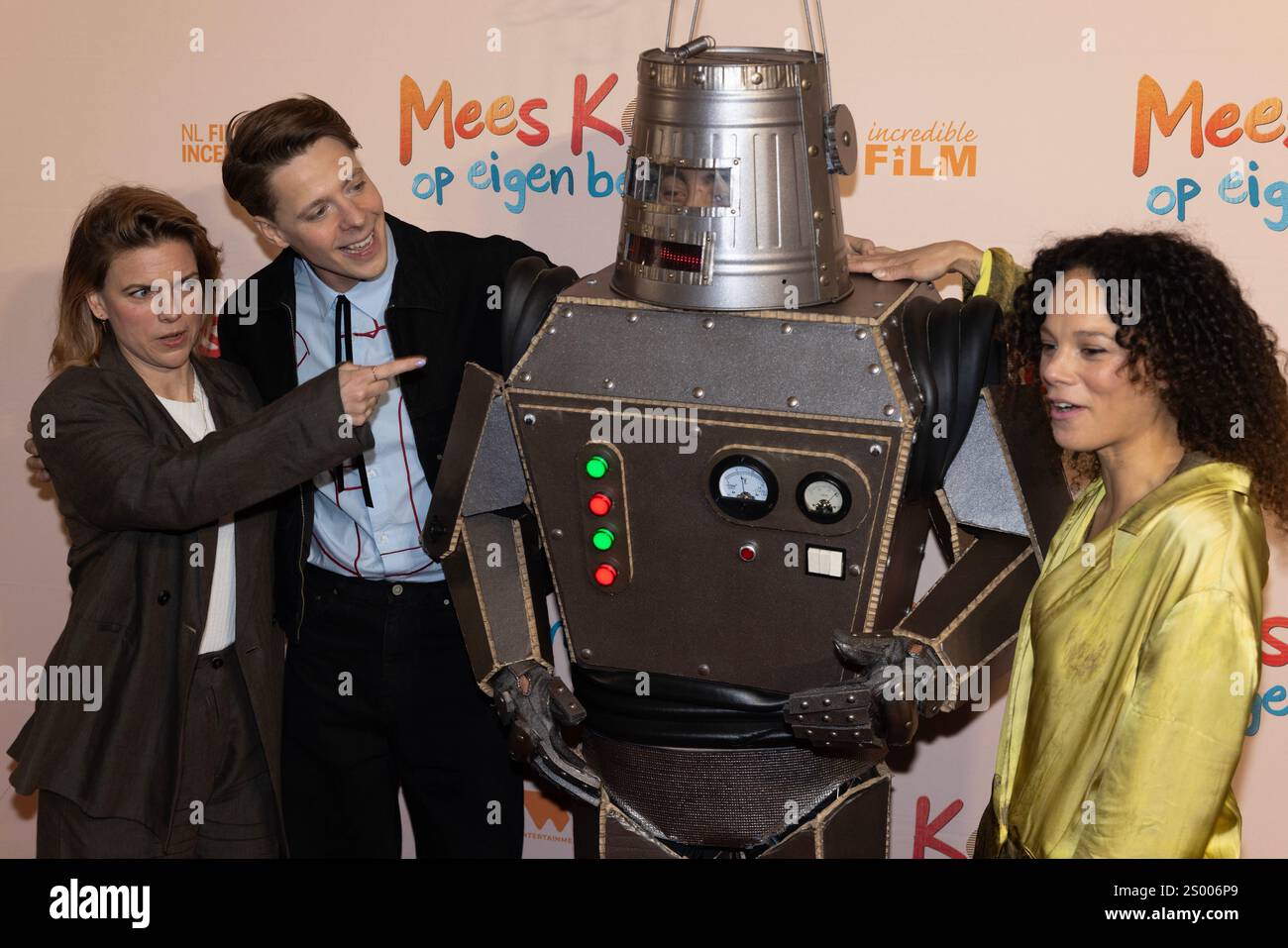 Mees Kees op eigen benen UTRECHT, NETHERLANDS - DECEMBER 22: Cast ...