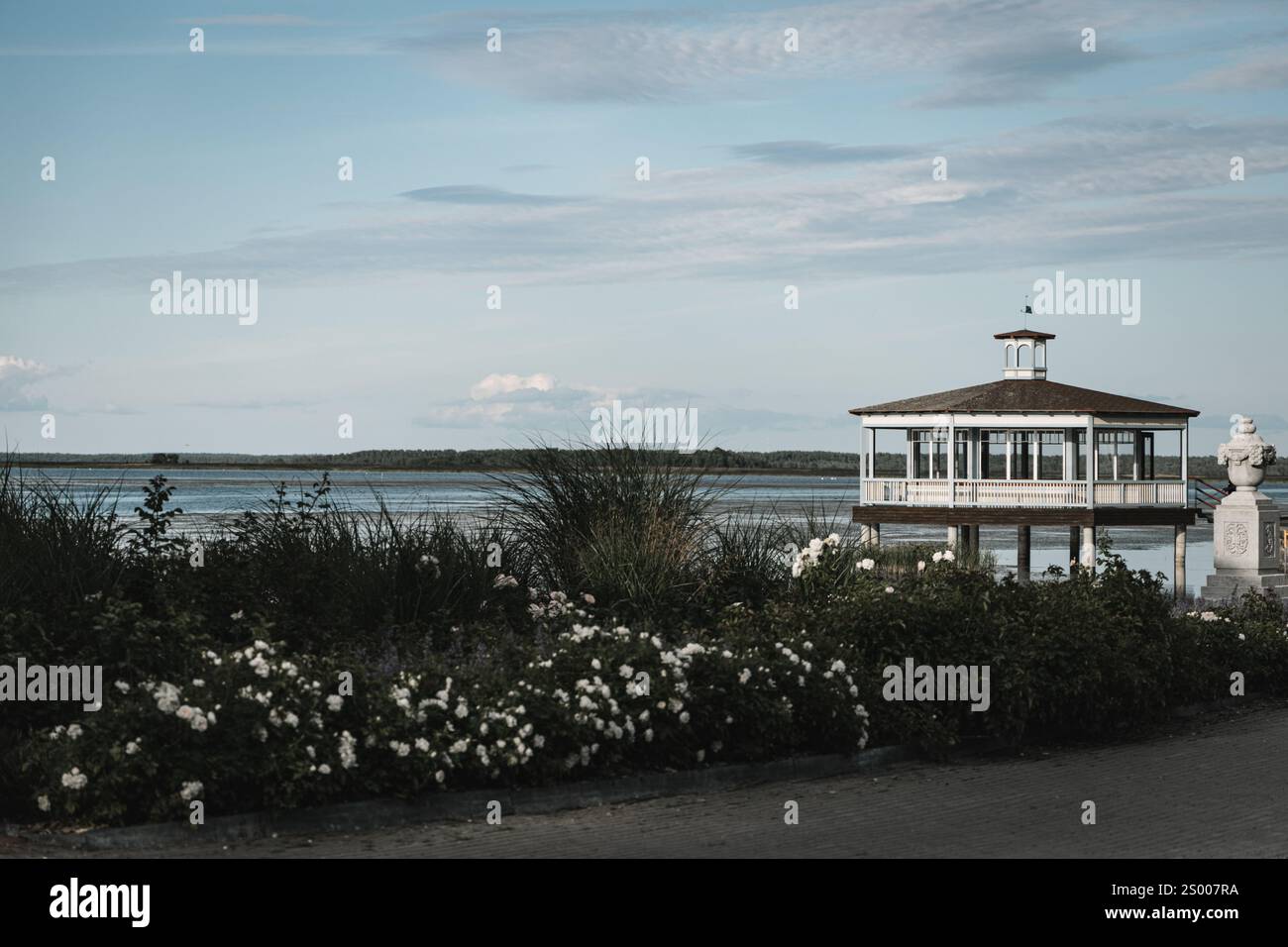 Terrace by the water hi-res stock photography and images - Alamy