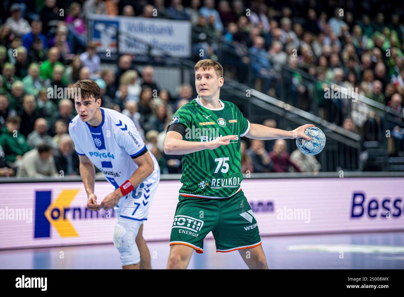 Domen Novak (#75 HSG Wetzlar), Julian K?ster (#7 VfL Gummersbach ...