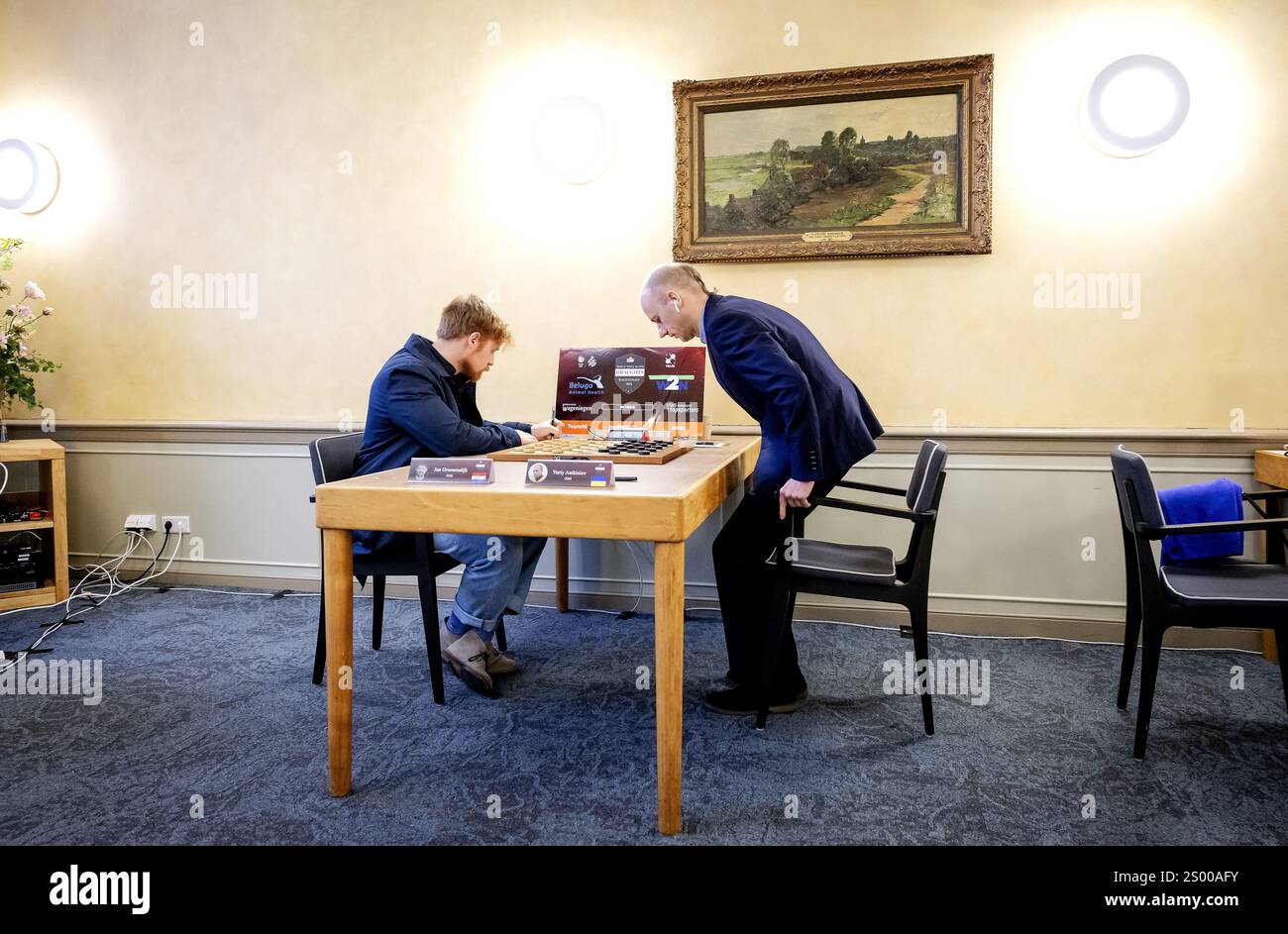 WAGENINGEN - Yuri Anikeev (r) of Ukraine plays against his Dutch ...