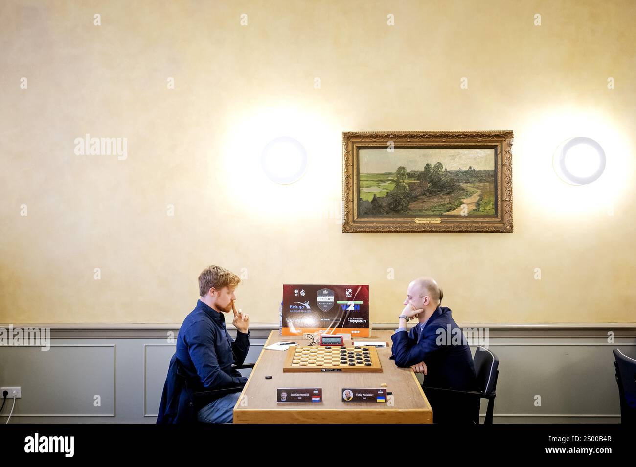 WAGENINGEN - Yuri Anikeev (r) of Ukraine plays against his Dutch ...