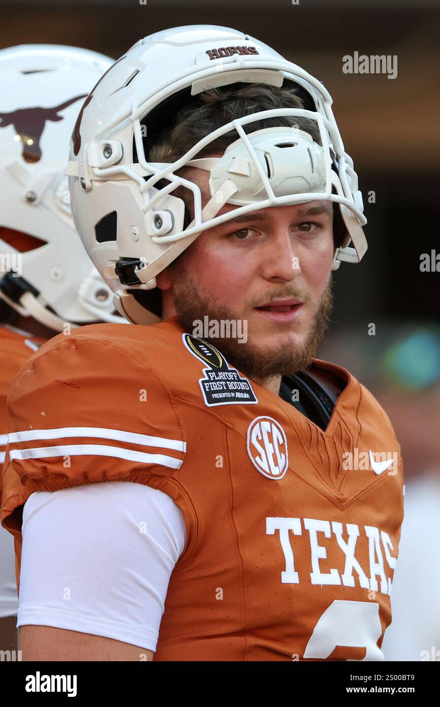 AUSTIN, TX - DECEMBER 21: Texas Longhorns quarterback Quinn Ewers (3 ...
