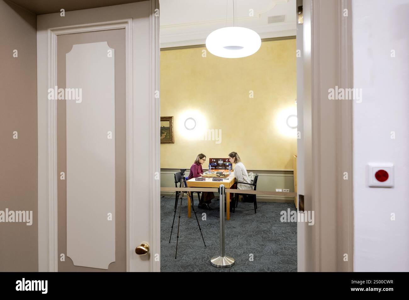 WAGENINGEN - Darya Tkachenko (l) during the 5th round of the World ...