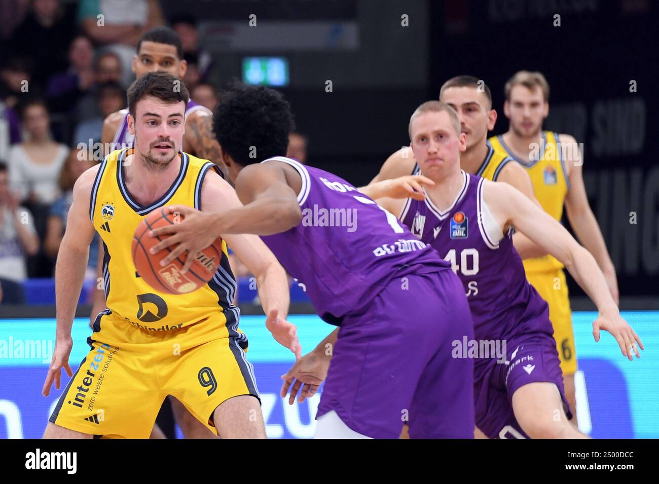 Tra Holder (BG Goettingen #7) (am Ball), Jonas Mattisseck (Alba Berlin ...