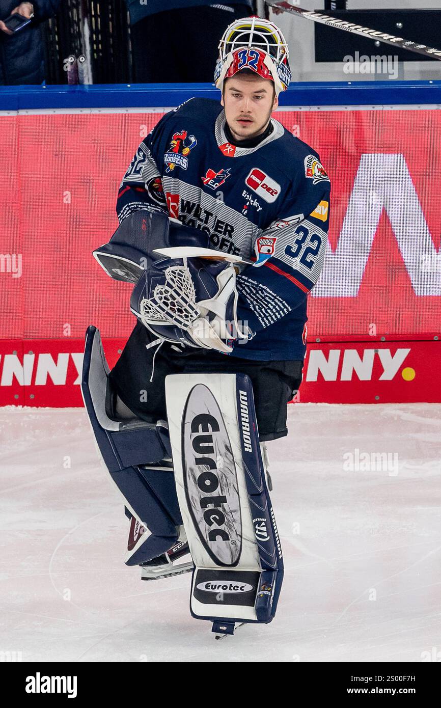 Hendrik Hane (Torwart, Iserlohn Roosters, #32) beim Warmup. GER, EHC ...