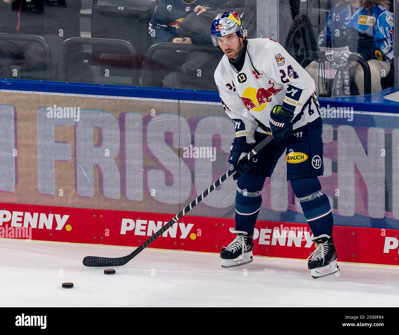 Jonathan Blum (EHC Red Bull Muenchen, #24) beim Warmup. GER, EHC Red ...
