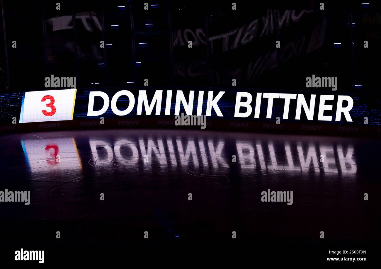 Schriftzug Dominik Bittner (EHC Red Bull Muenchen, #3) an LED - Bande ...