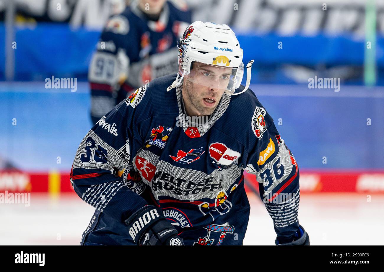 Brandon Gormley (Iserlohn Roosters, #36) beim Warmup. GER, EHC Red Bull ...