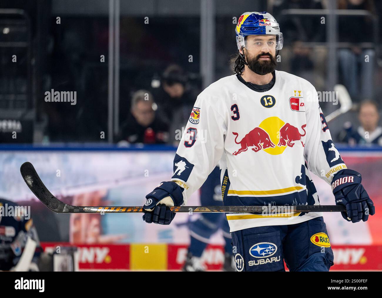 Dominik Bittner (EHC Red Bull Muenchen, #3) beim Warmup. GER, EHC Red ...