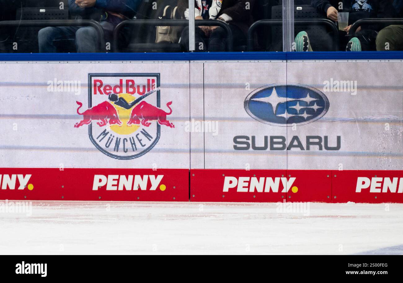 Bande mit den Logos von Red Bull Muenchen und Subaru, darunter Werbung ...