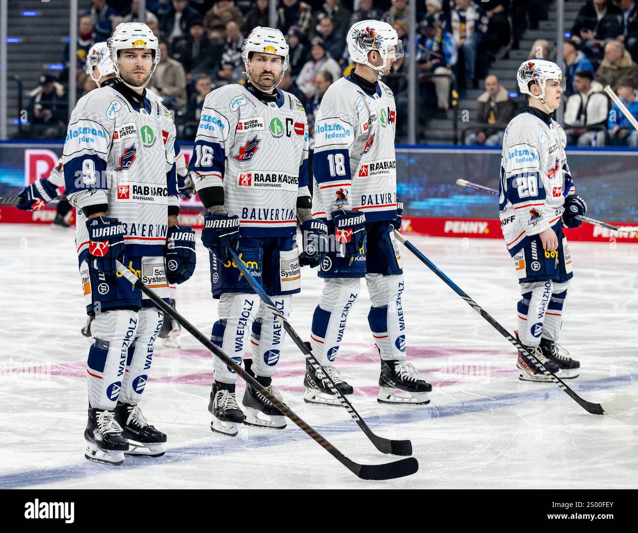 Shane Gersich (Iserlohn Roosters, #9) und Hubert Labrie (Iserlohn ...