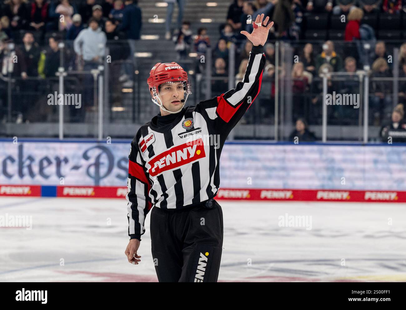 Hauptschiedsrichter Sean MacFarlane. GER, EHC Red Bull Muenchen vs ...