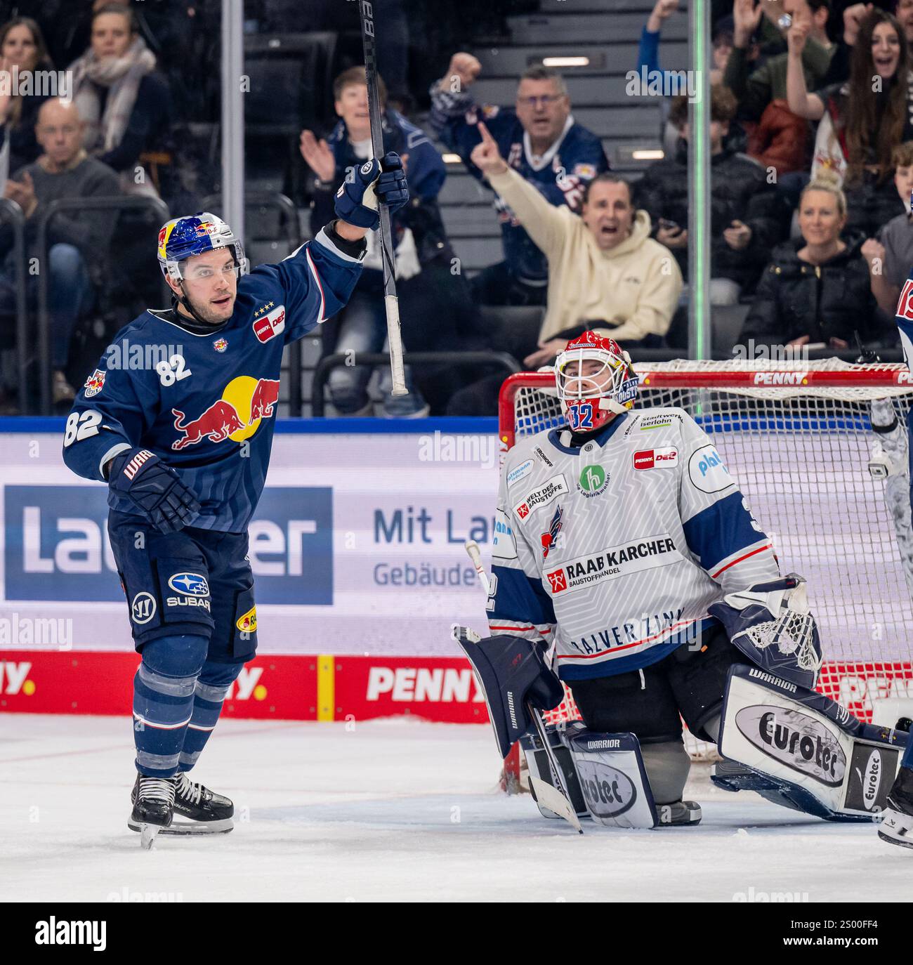 Chris DeSousa (EHC Red Bull Muenchen, #82) bejubelt das Tor zum 2:0 ...