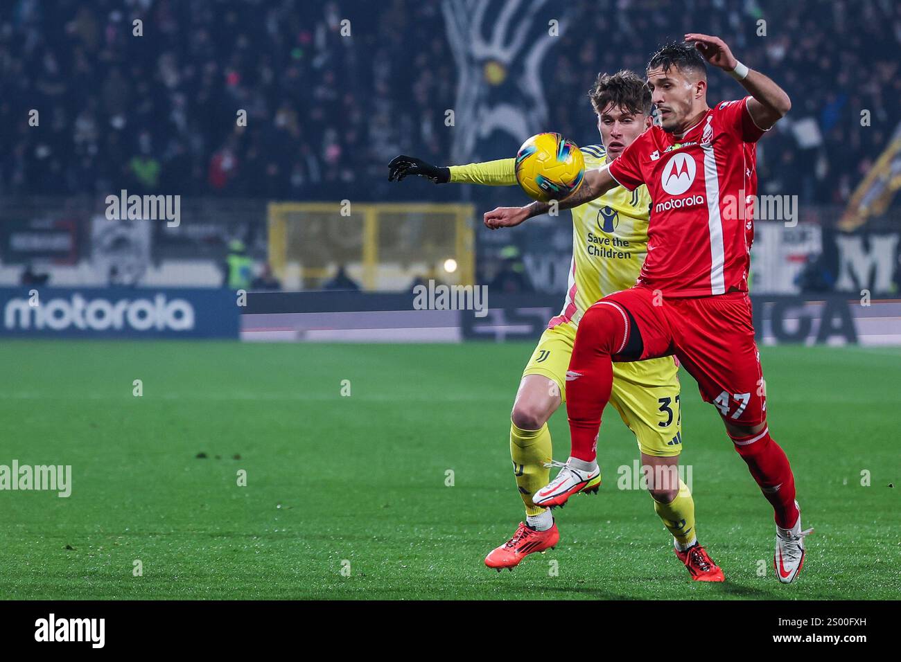Italien. 22nd Dec, 2024. (R-L) Dany Mota Carvalho of AC Monza competes ...