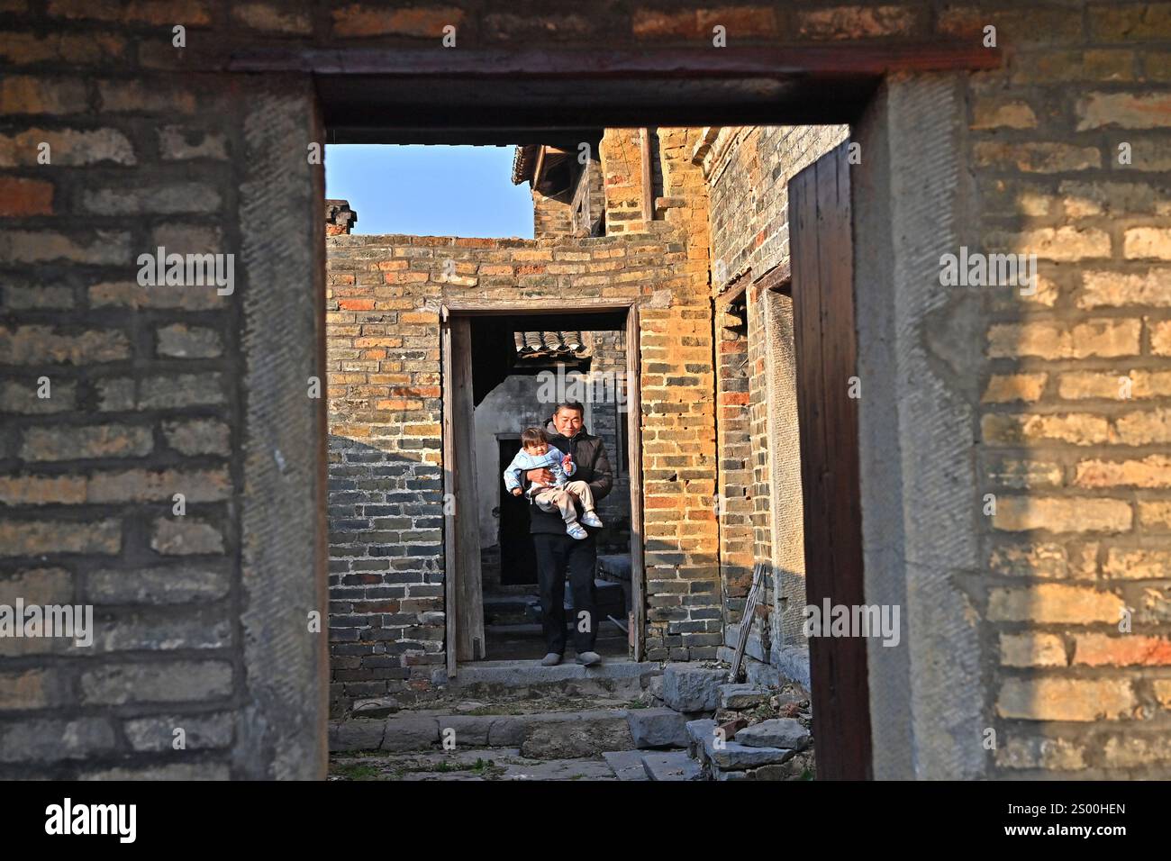 (241223) -- JINXIU(GUANGXI), Dec. 23, 2024 (Xinhua) -- Villagers are ...