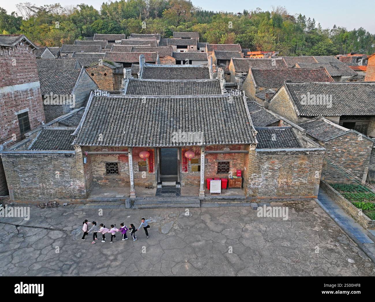 (241223) -- JINXIU(GUANGXI), Dec. 23, 2024 (Xinhua) -- An aerial drone ...