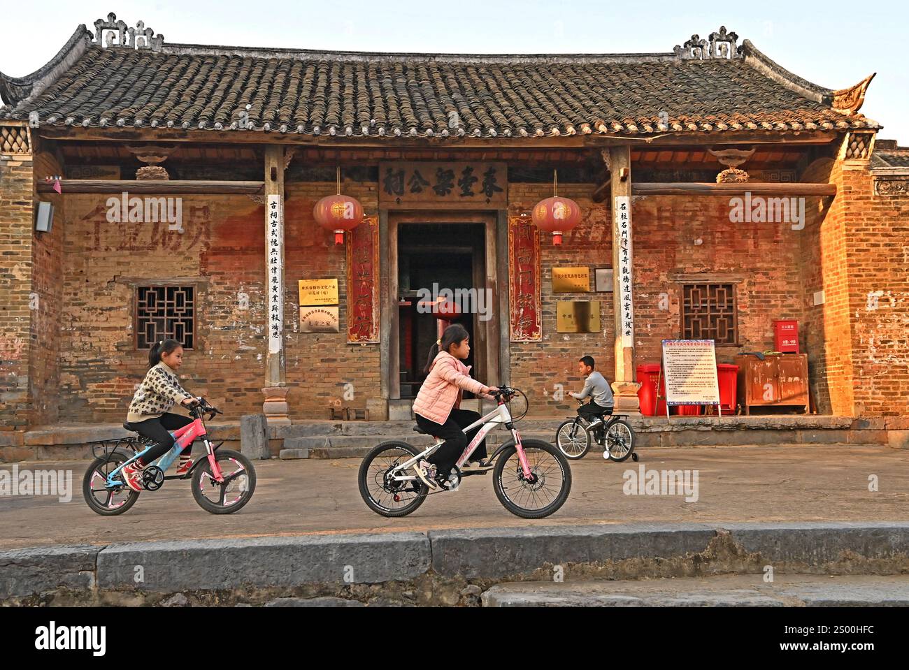 (241223) -- JINXIU(GUANGXI), Dec. 23, 2024 (Xinhua) -- This photo taken ...