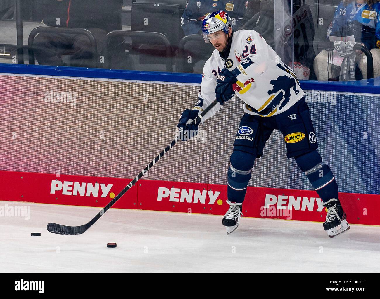 Jonathan Blum (EHC Red Bull Muenchen, #24) beim Warmup. GER, EHC Red ...