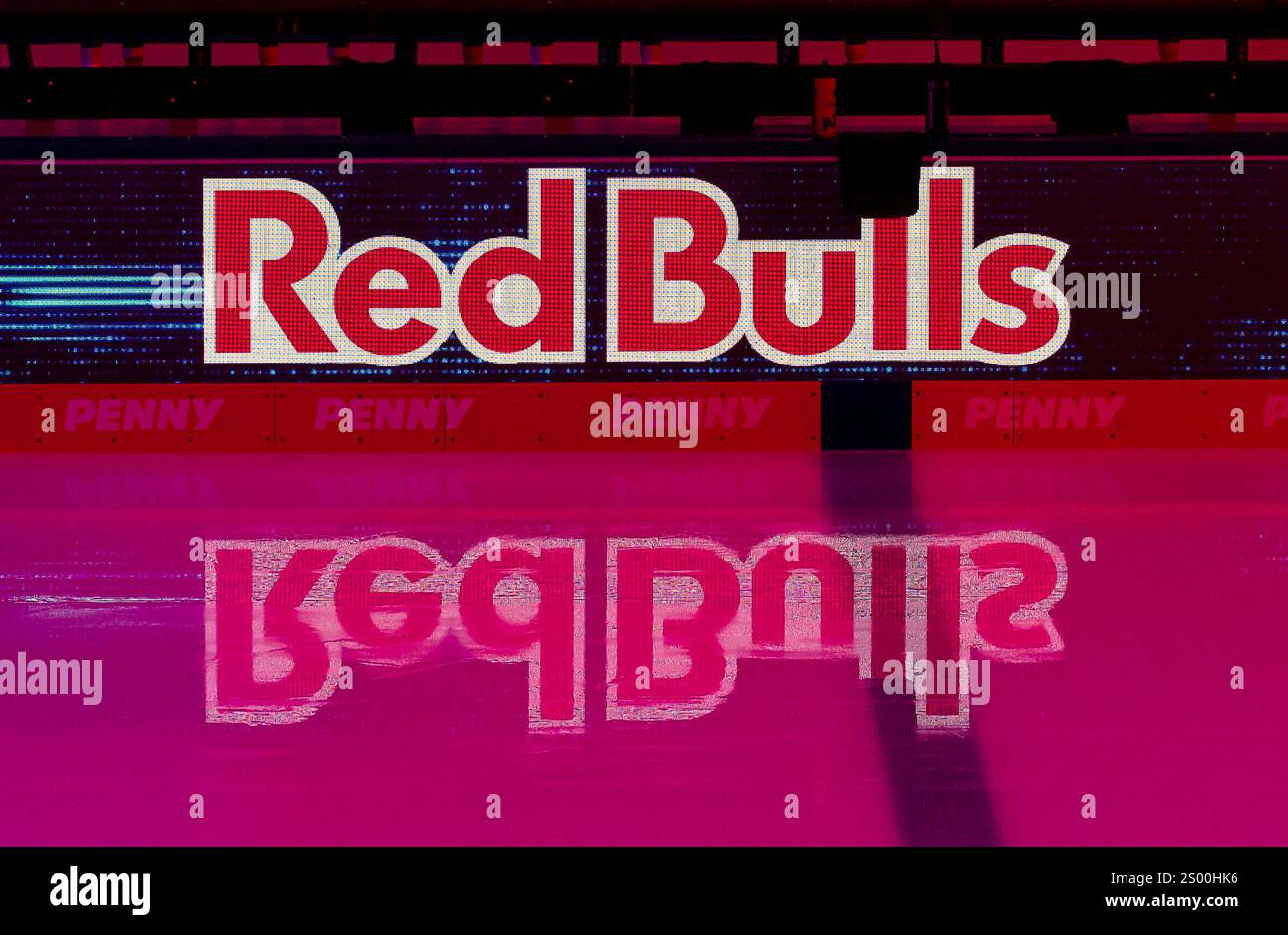 LED - Bande mit dem Schriftzug Red Bulls mit Spiegelung im Eis und im ...
