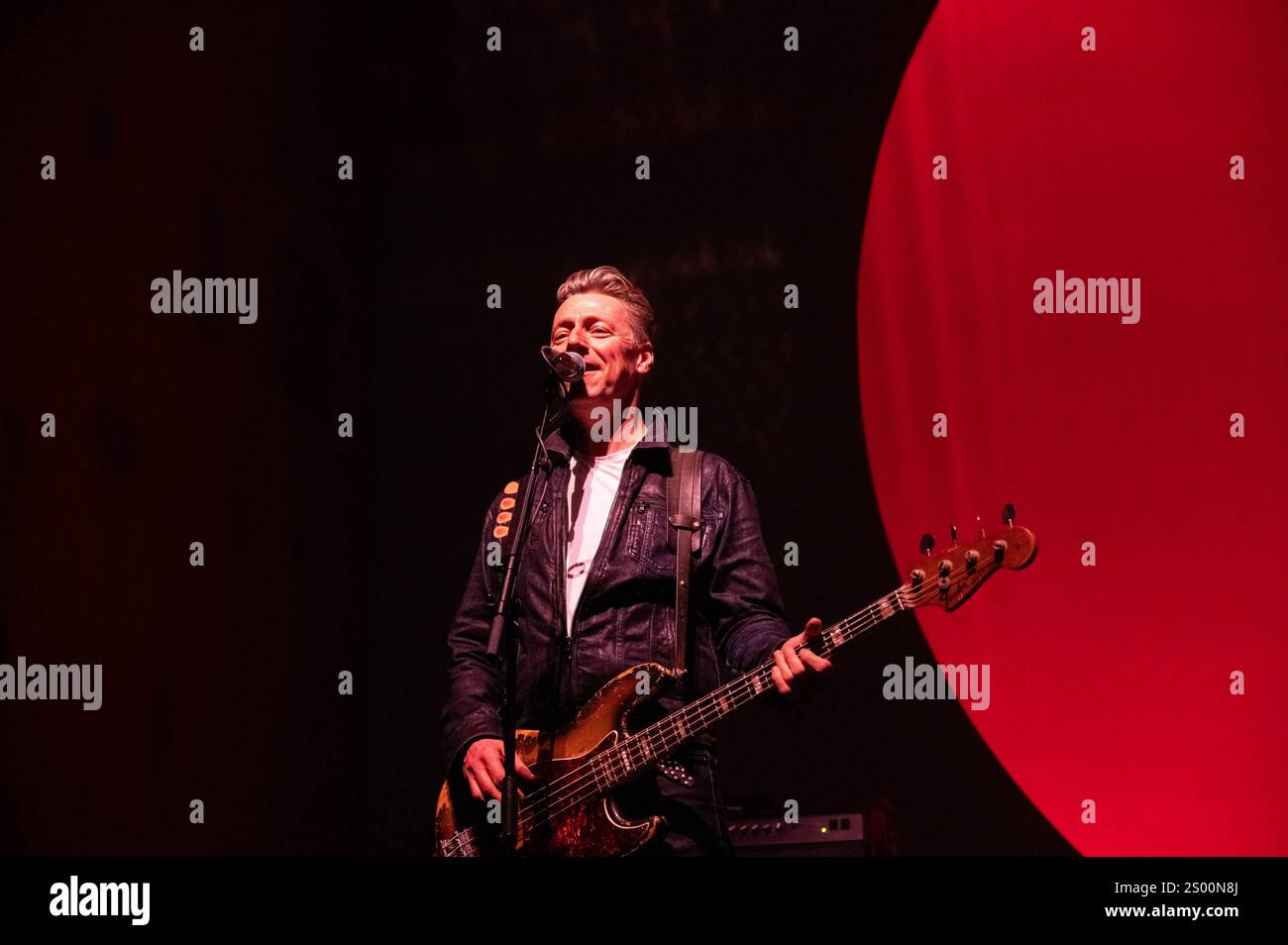 Dougie Payne of Travis performing at OVO Hydro, Glasgow, 21st December 2024 Stock Photo - Alamy