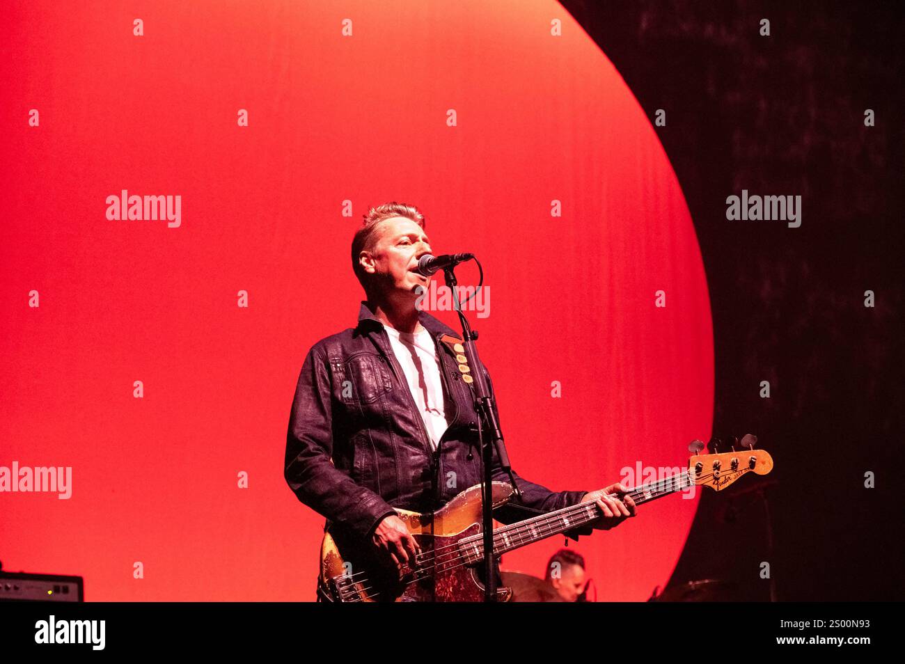 Dougie Payne of Travis performing at OVO Hydro, Glasgow, 21st December 2024 Stock Photo - Alamy