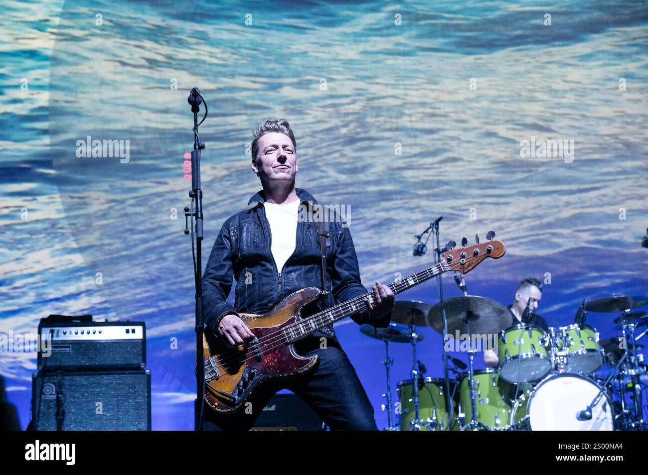 Dougie Payne of Travis performing at OVO Hydro, Glasgow, 21st December 2024 Stock Photo - Alamy