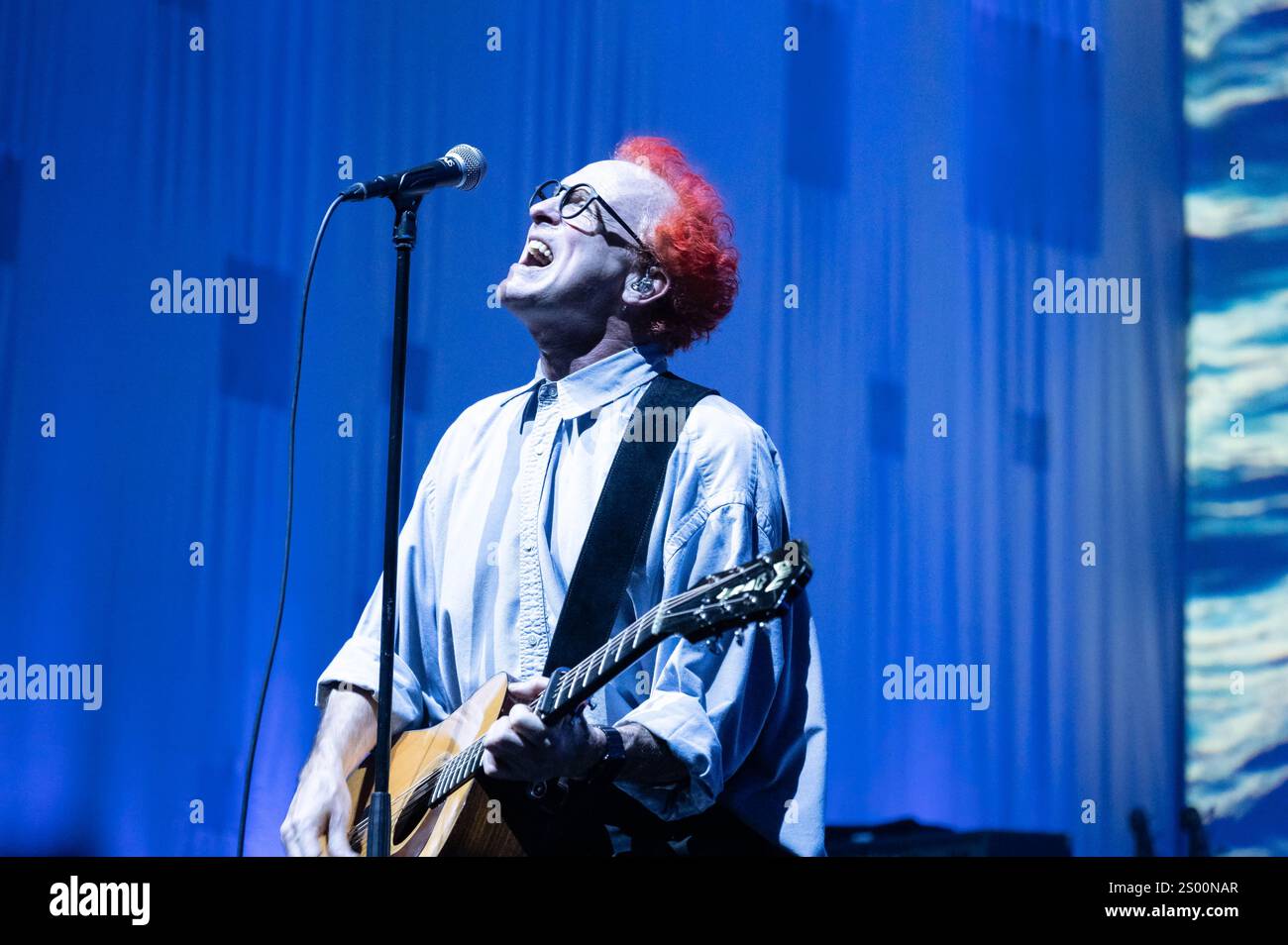 Fran Healy of Travis performing at OVO Hydro, Glasgow, 21st December 2024 Stock Photo - Alamy