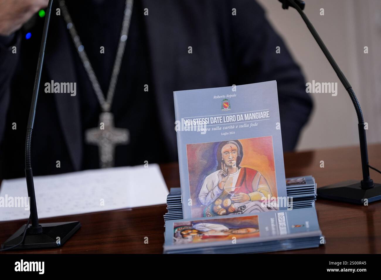 Torino, Italia. 23rd Dec, 2024. Il cardinale Roberto Repole ...