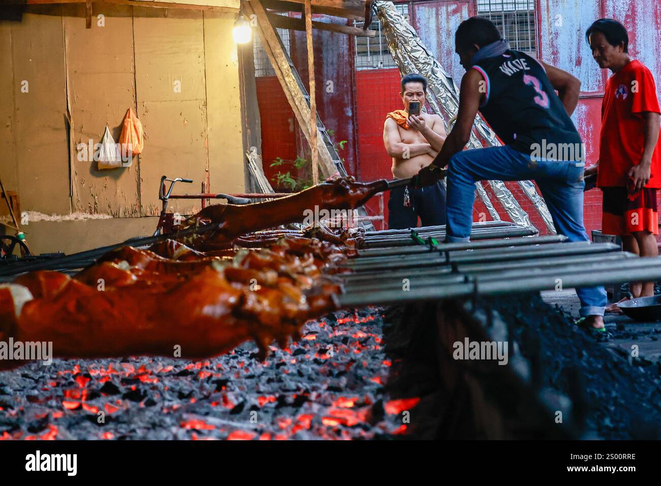 Metro Manila, Metro Manila, Philippines. 23rd Dec, 2024. A worker ...