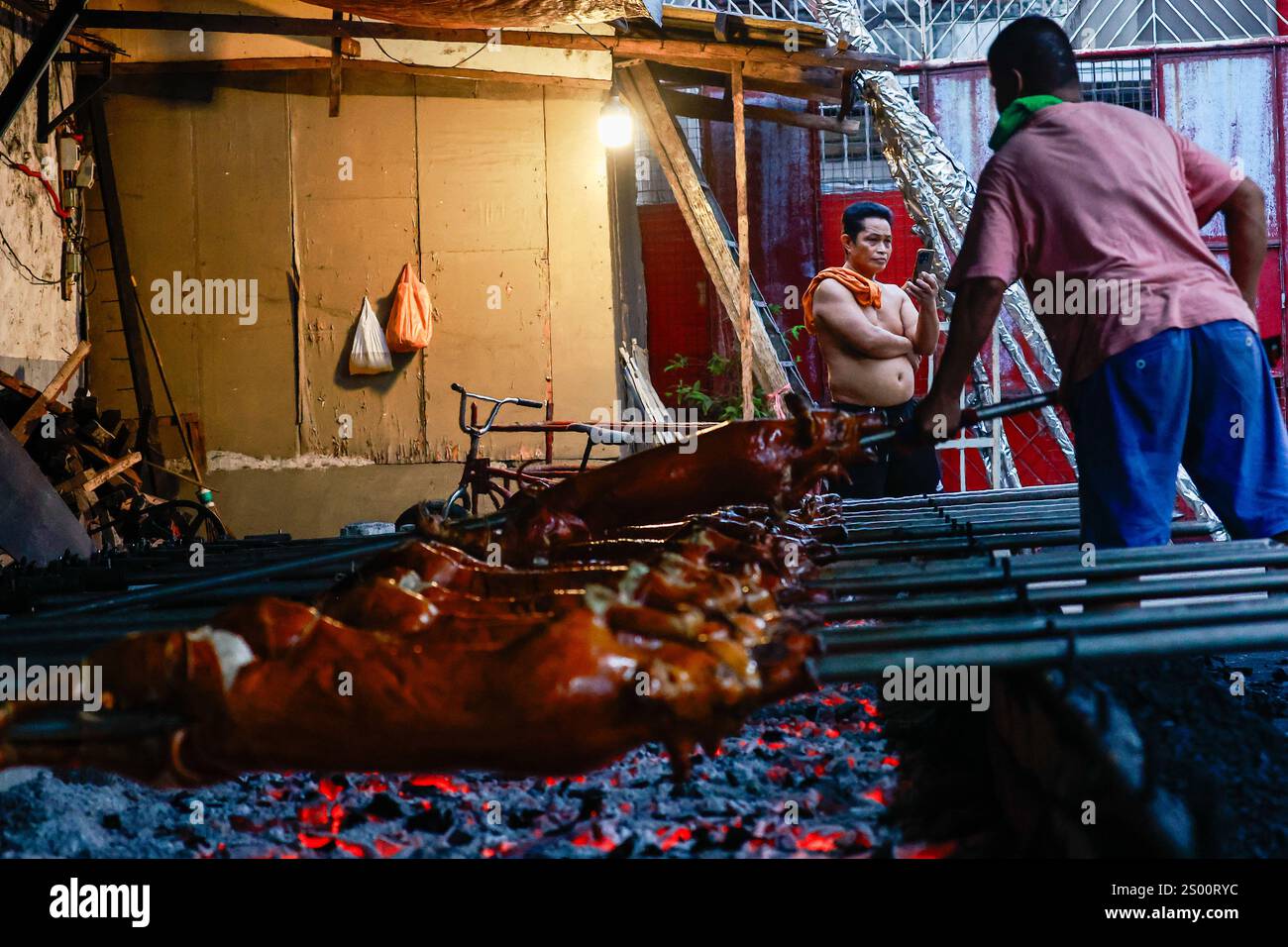 Metro Manila, Metro Manila, Philippines. 23rd Dec, 2024. A worker ...