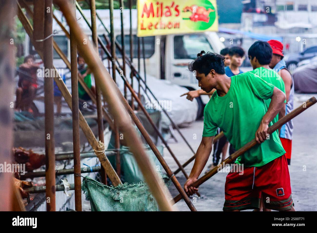 Metro Manila, Metro Manila, Philippines. 23rd Dec, 2024. Workers rotate ...