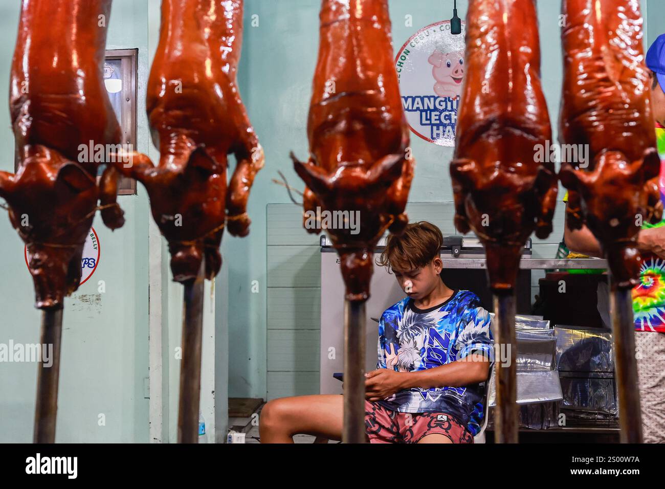 Metro Manila, Metro Manila, Philippines. 23rd Dec, 2024. Workers ...