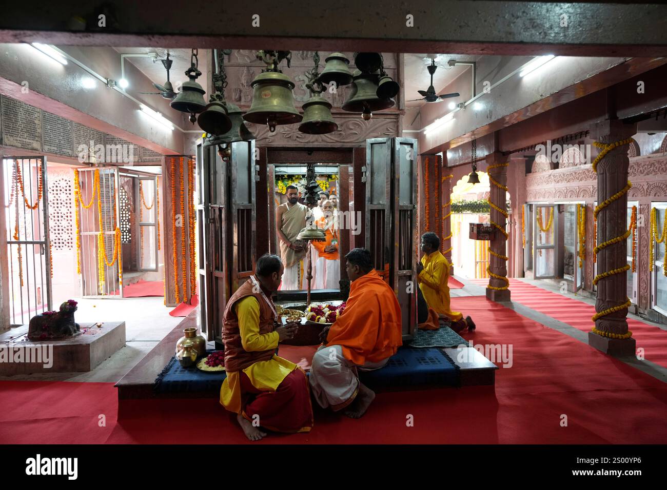 Priest performs rituals in the Shiva temple at Dashashwamedh Ghat, near ...