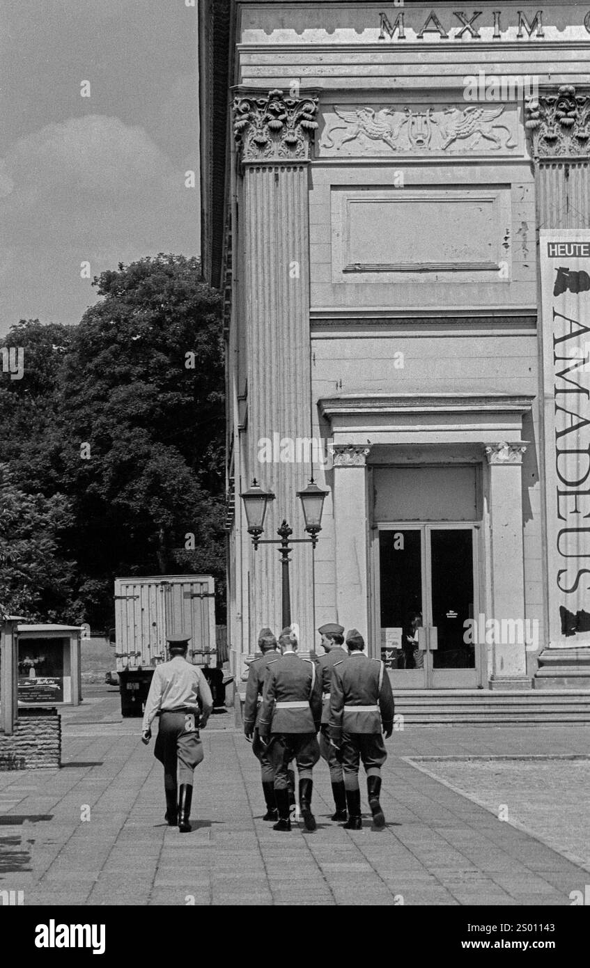NVA Wachregiment DDR, Berlin, 23.5.1990, Maxim Gorki Theater ...
