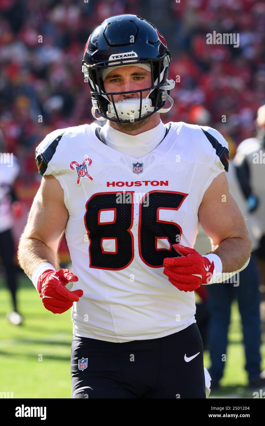 Houston Texans tight end Dalton Schultz comes onto the field during ...