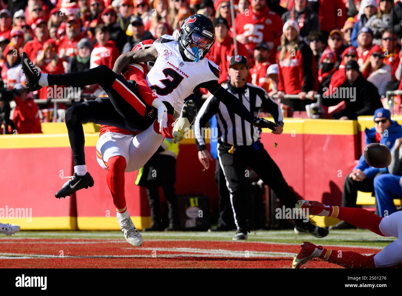Houston Texans wide receiver Tank Dell (3) can't catch a pass while ...