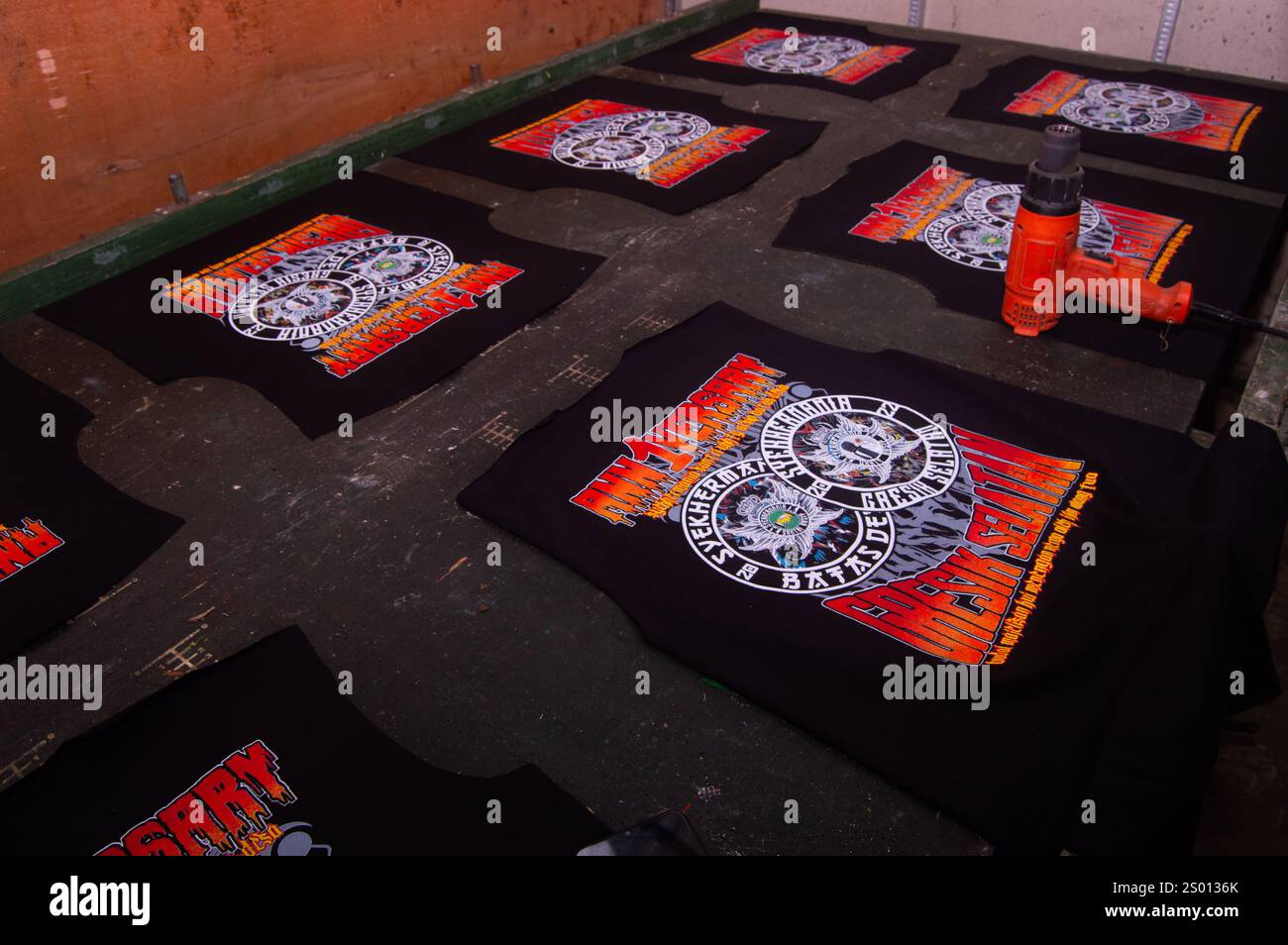 Simple manual screen printing room. Manual screen printing results with ...