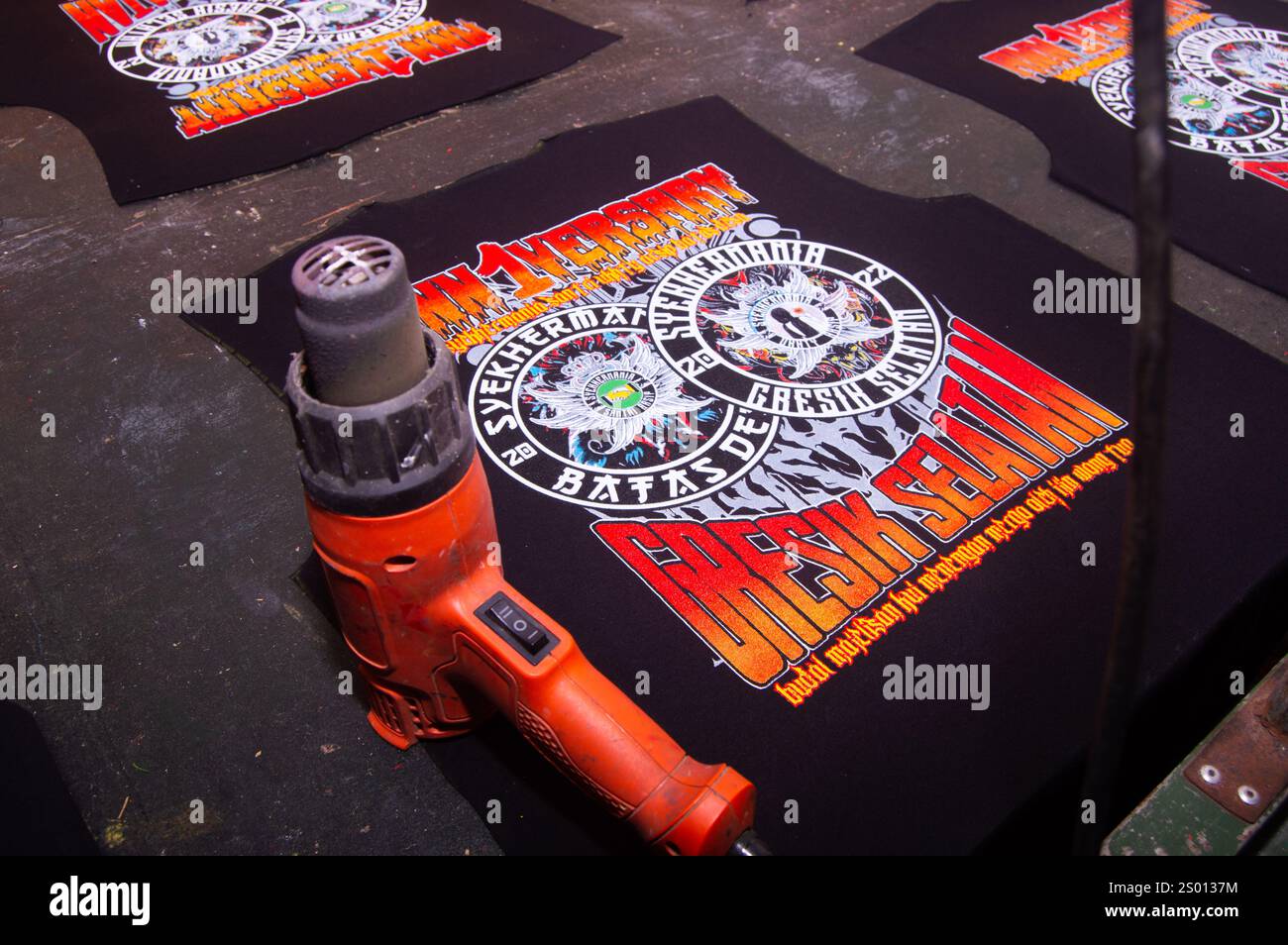 Simple manual screen printing room. Manual screen printing results with ...