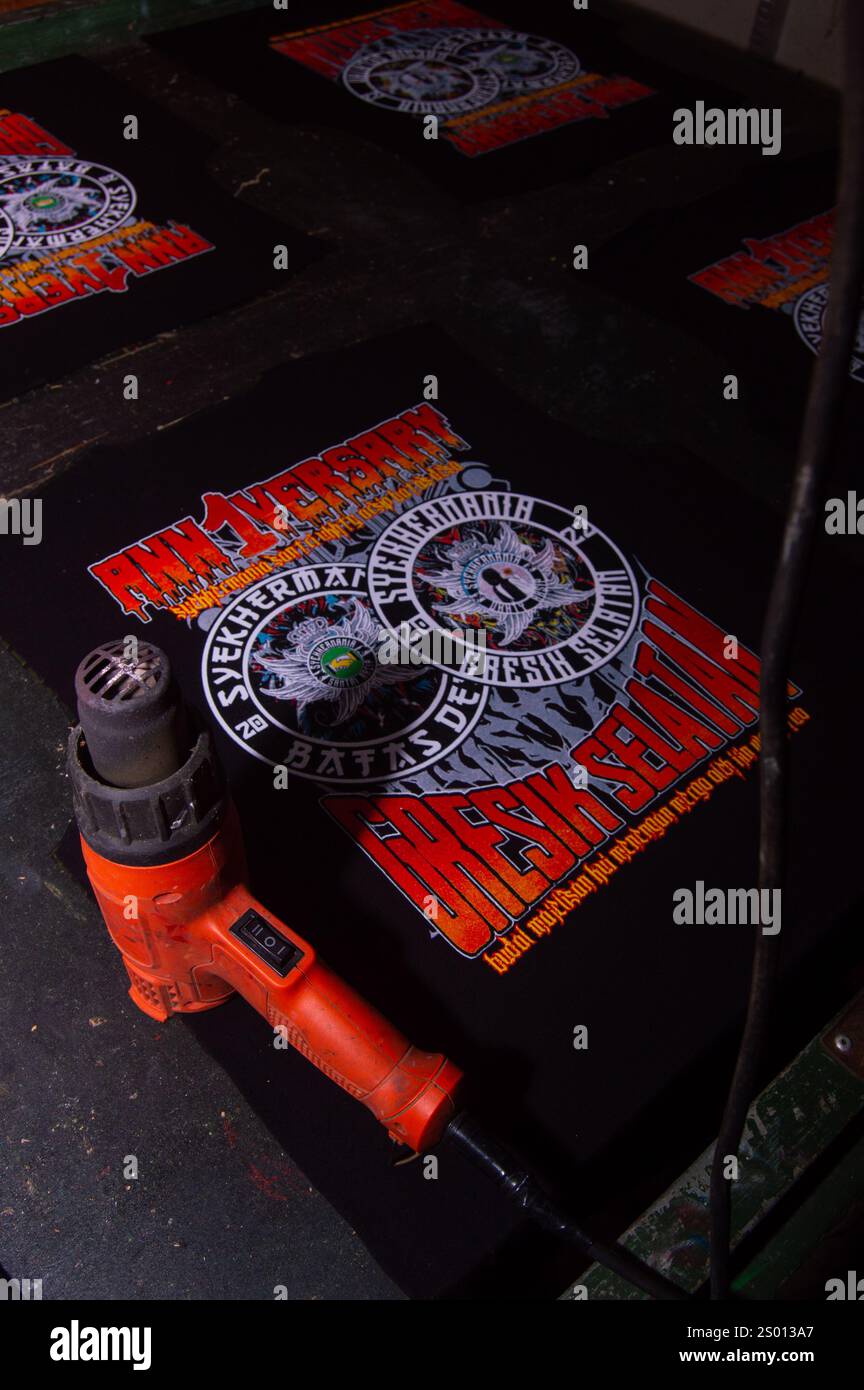 Simple manual screen printing room. Manual screen printing results with ...