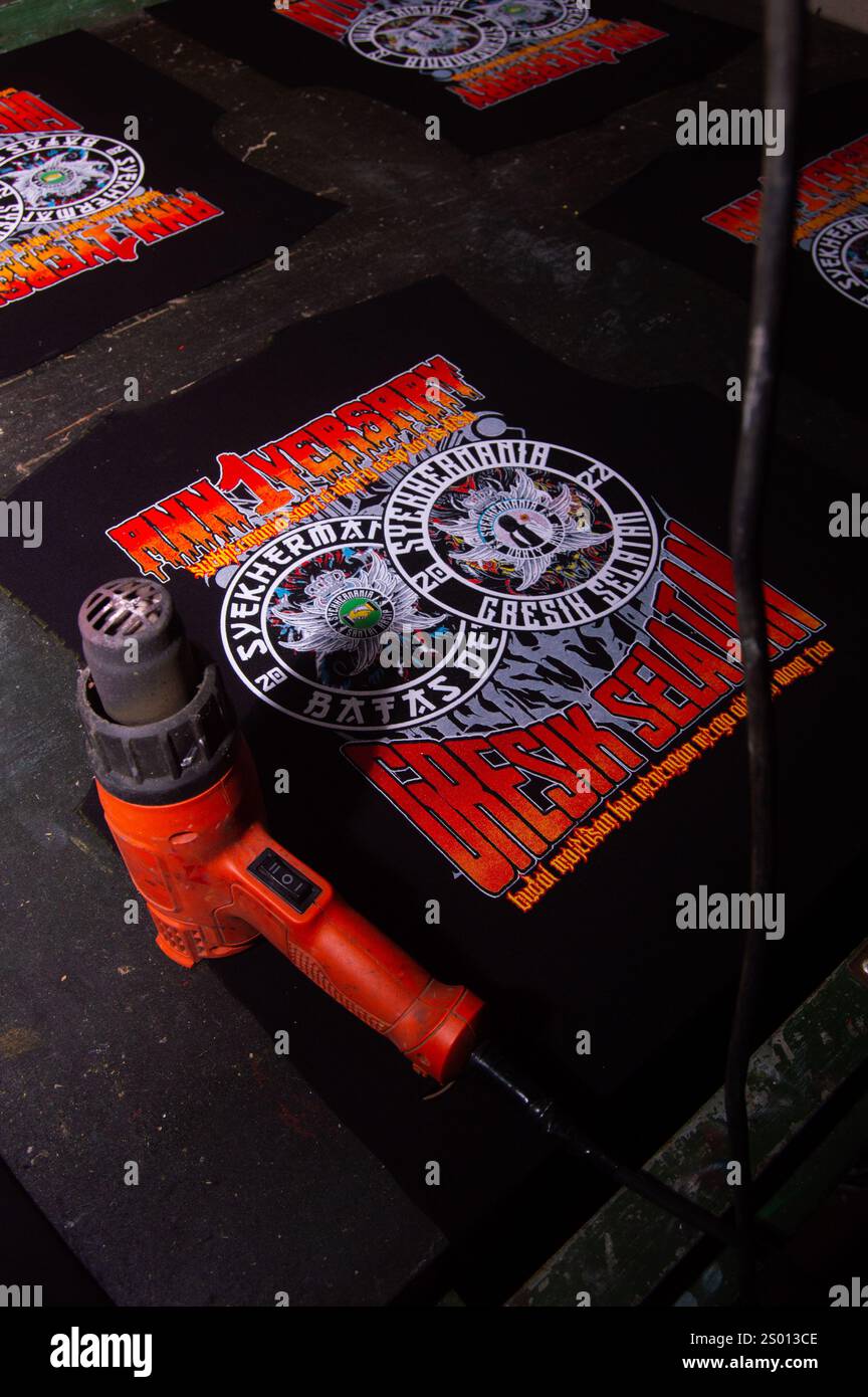 Simple manual screen printing room. Manual screen printing results with ...