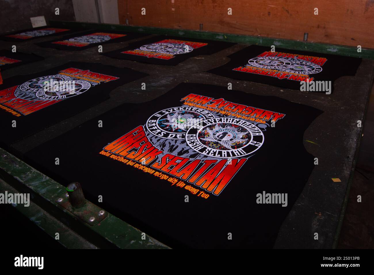 Simple manual screen printing room. Manual screen printing results with ...