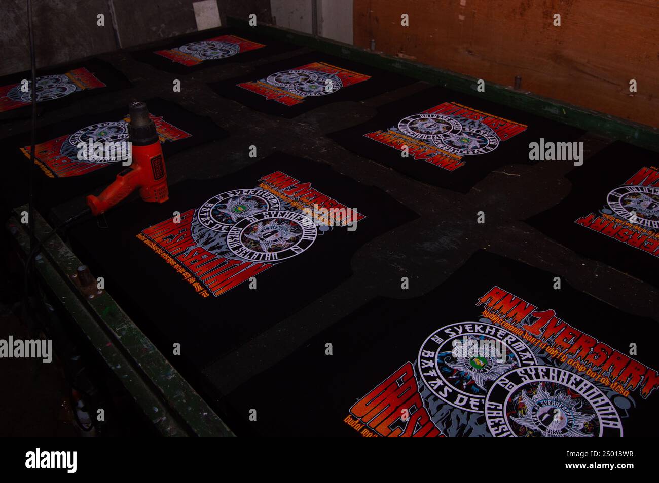 Simple manual screen printing room. Manual screen printing results with ...