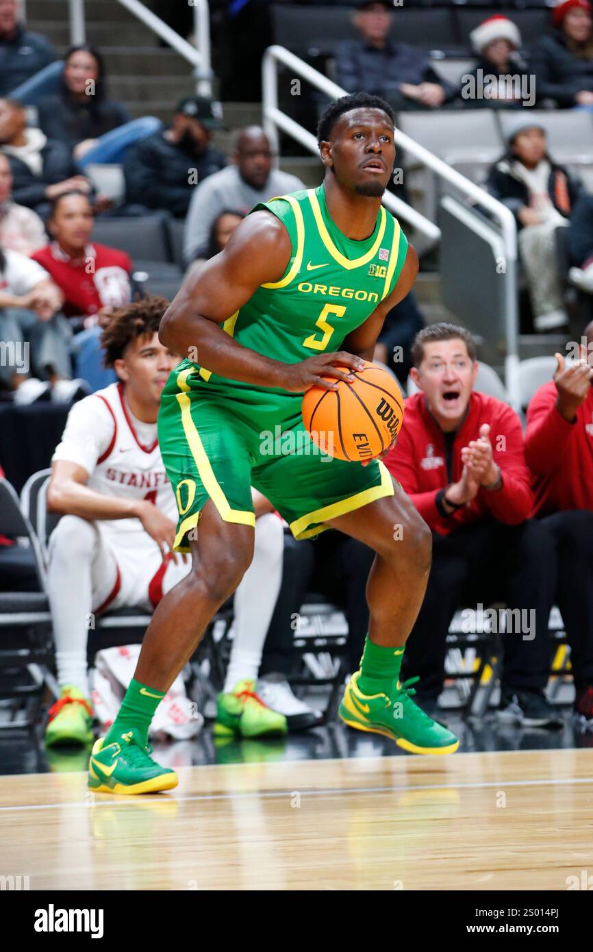 SAN JOSE, CA - DECEMBER 21: Oregon Ducks guard TJ Bamba (5) looks to ...