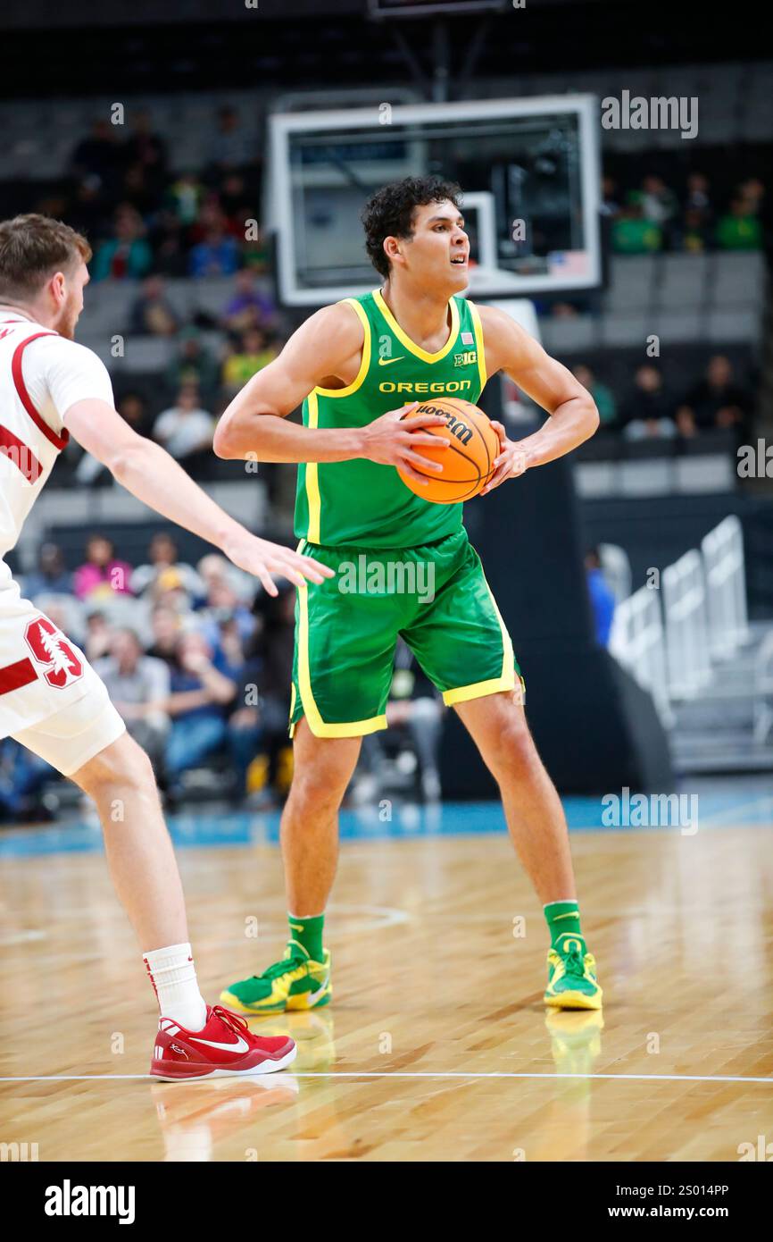 SAN JOSE, CA - DECEMBER 21: Oregon Ducks forward Brandon Angel (21 ...