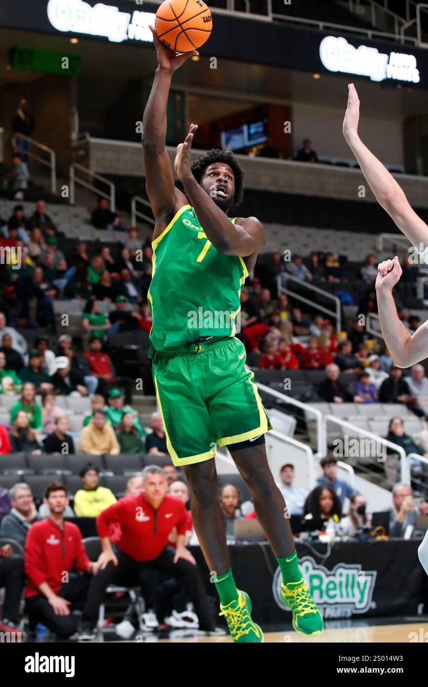 SAN JOSE, CA - DECEMBER 21: Oregon Ducks forward Supreme Cook (7) goes ...
